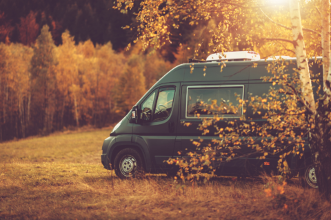 Un van peut-il stationner sur une aire de camping-car ? - Objectif vie ...
